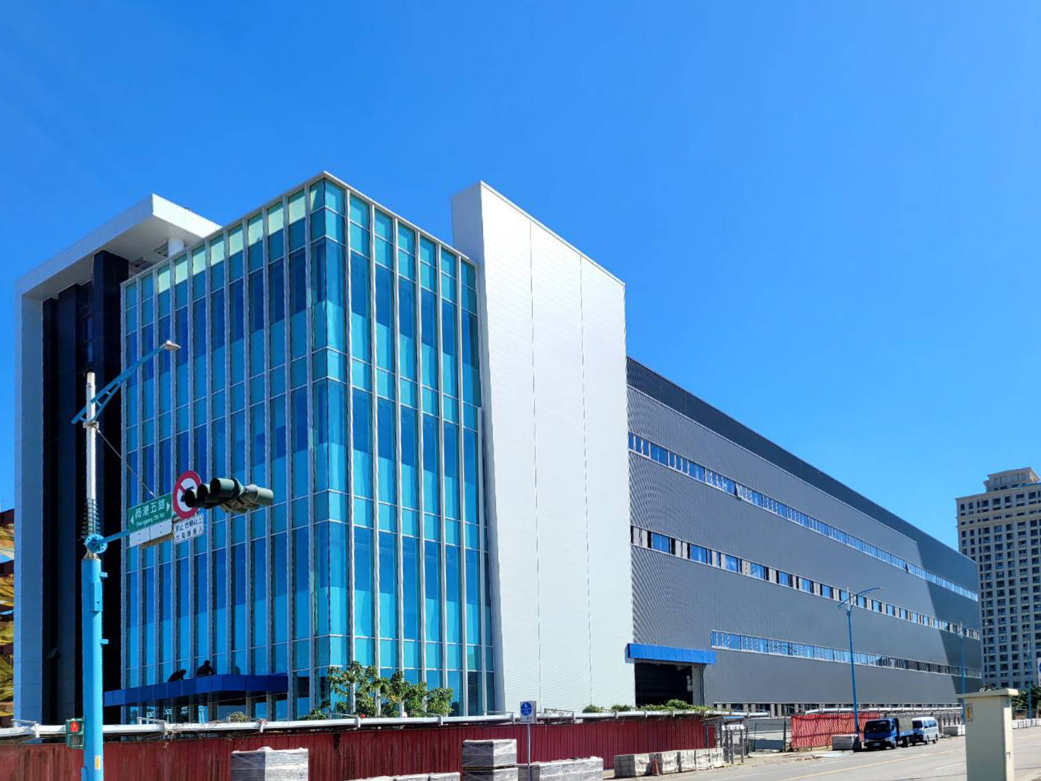 輝達玻璃-廠房興建中 - 宜佳營造工程有限公司-專業營造工程承攬,公共工程標攬,建築土木承包,鋼骨規劃施工,精緻鋼架設計施工,樓房,別墅,傳統住宅興建